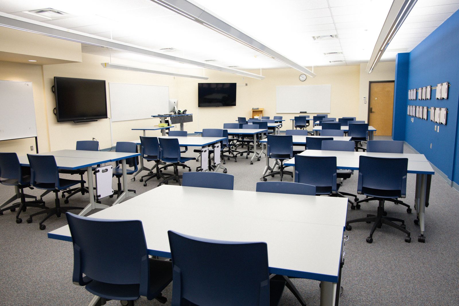 Mirroring modern classrooms: Faculty of Education alumni support room ...